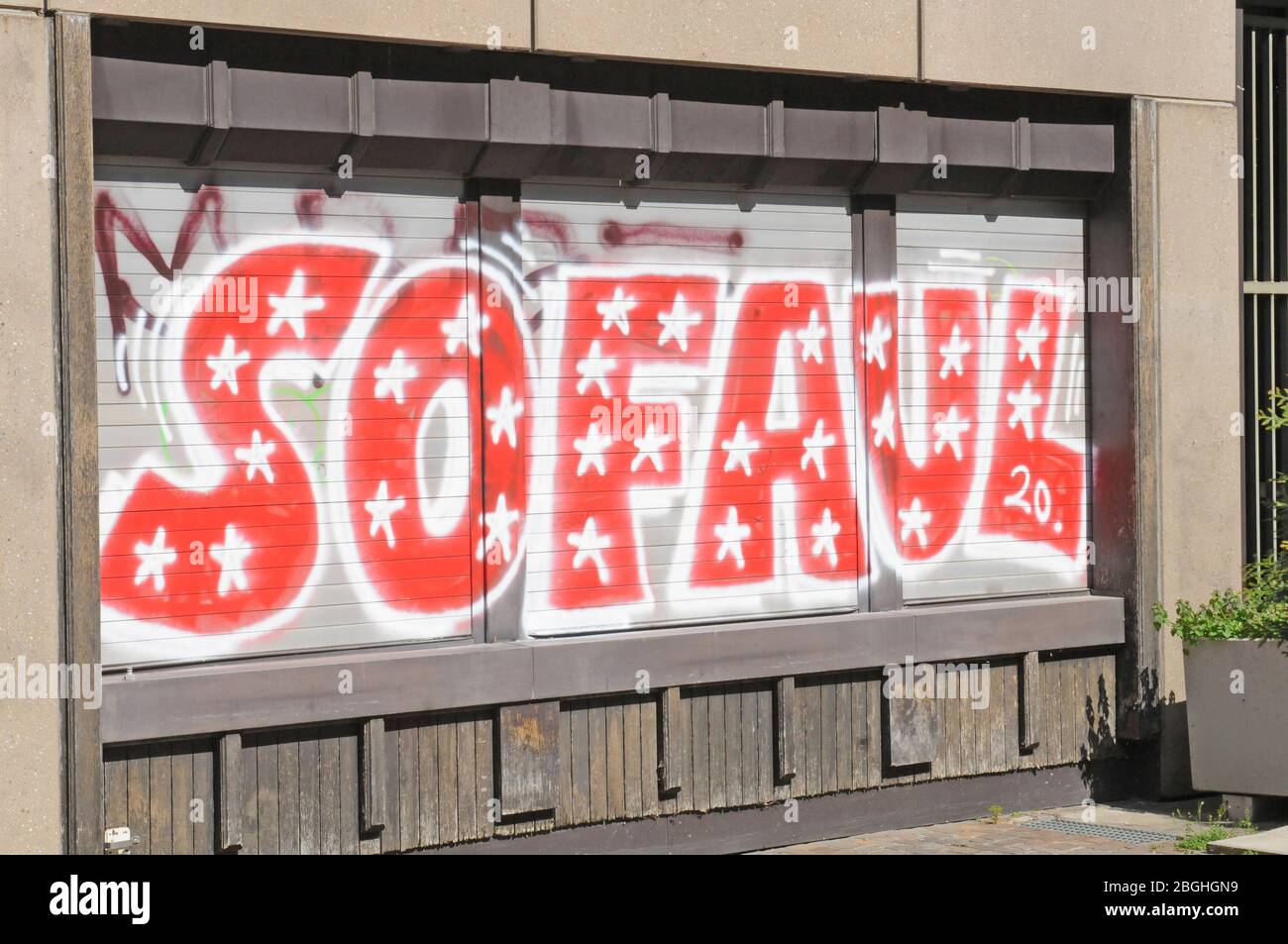 Zürich/Switzerland: "So lazy" Graffiti-Slogan on a shop window Stock ...