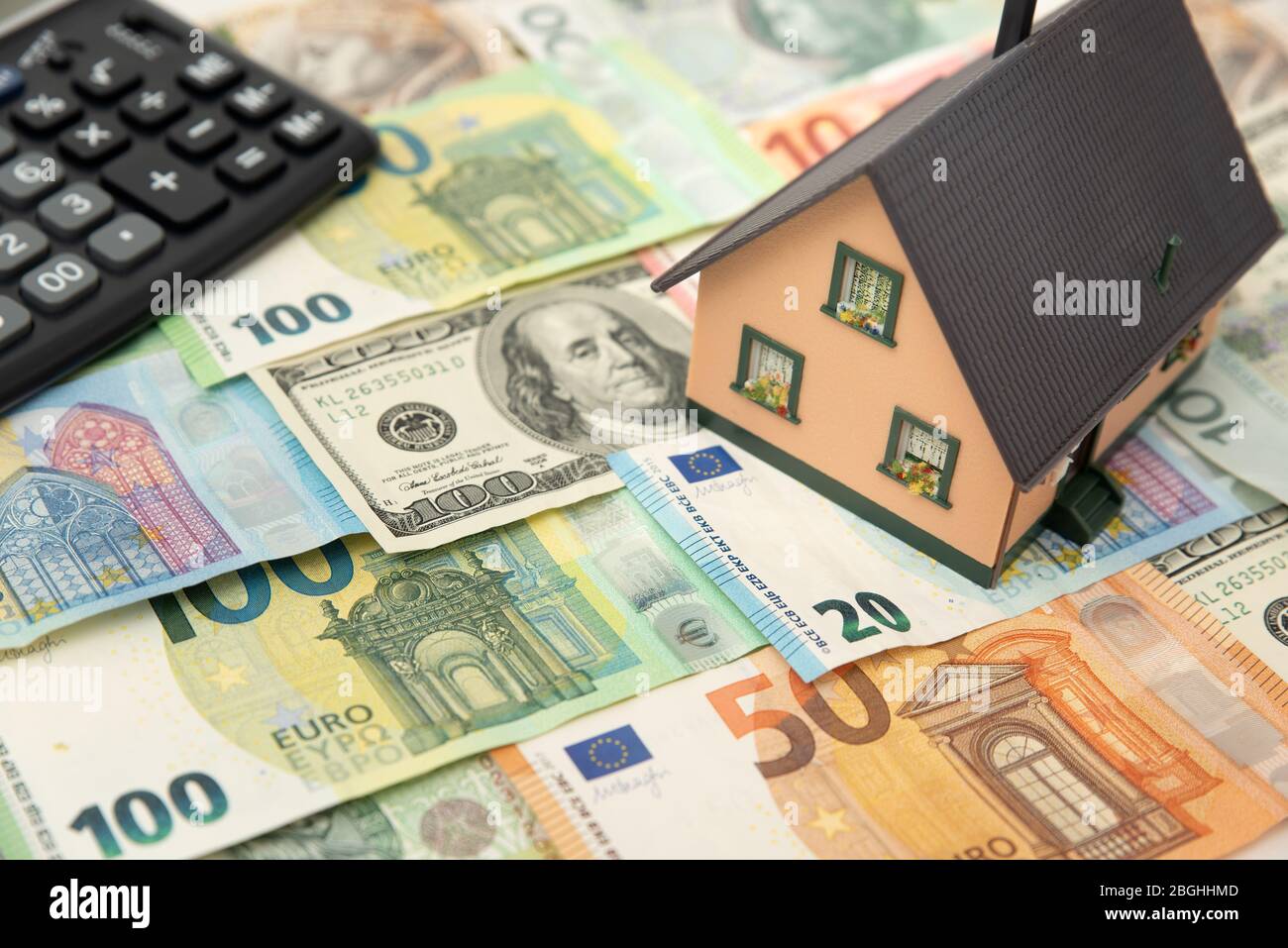 House on banknotes hi-res stock photography and images - Alamy
