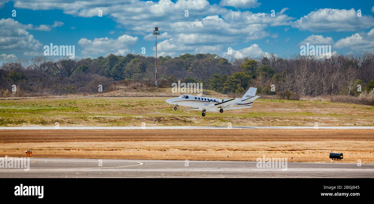Private jet on approach for landing hi-res stock photography and images ...