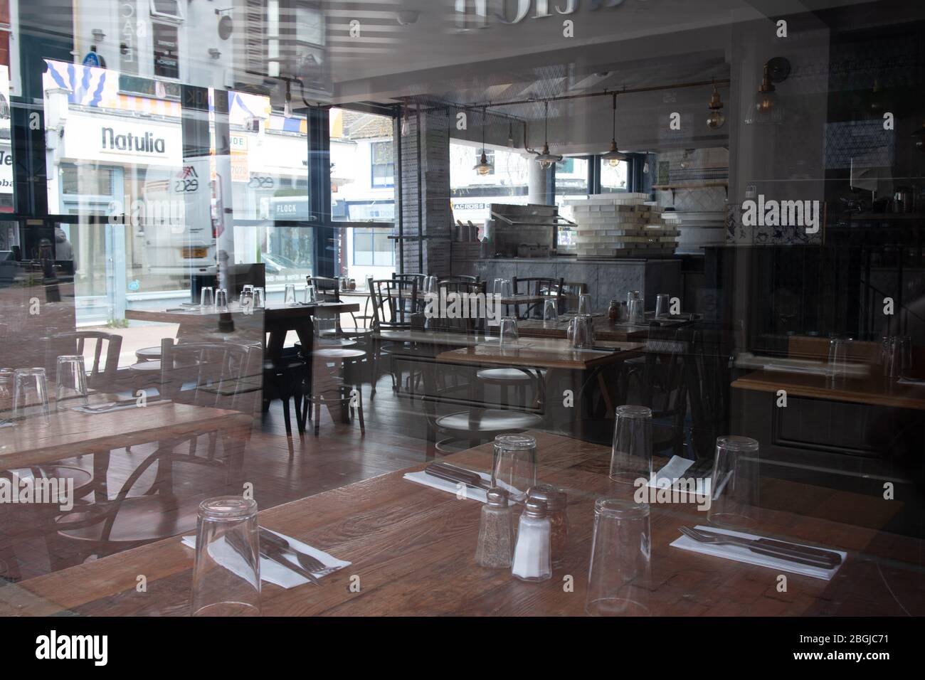 Closed pubs britain hi-res stock photography and images - Alamy