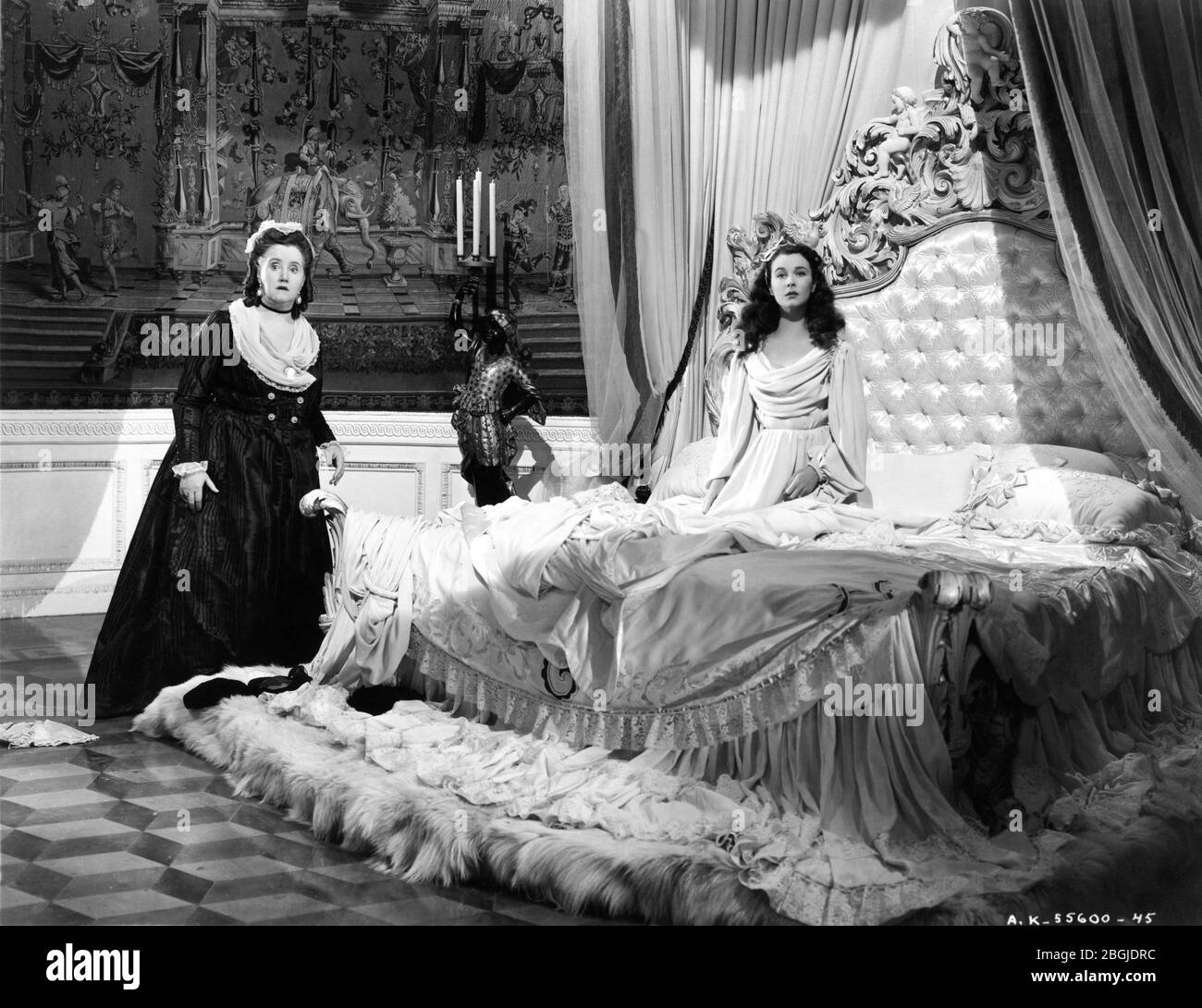 SARA ALLGOOD as Mrs Cadogan - Lyon and VIVIEN LEIGH as Emma , Lady ...