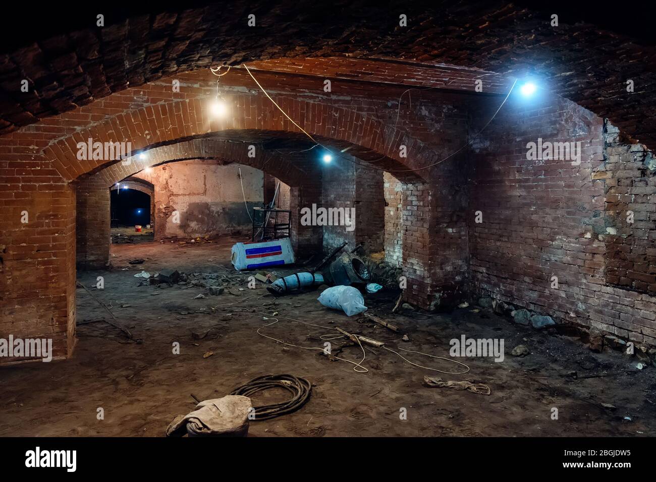 Abandoned empty old dark underground vaulted cellar Stock Photo - Alamy