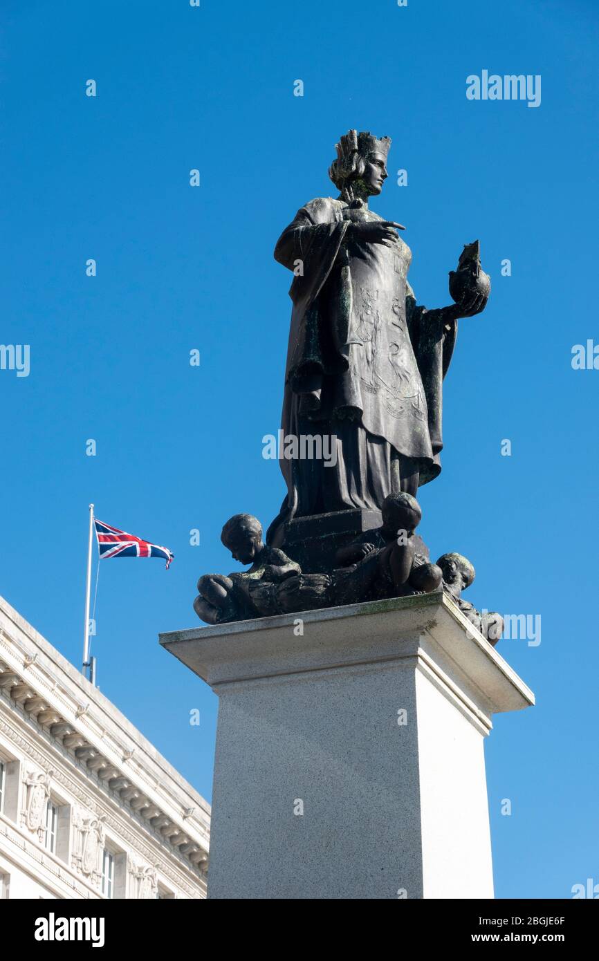Statue on Pro Patria monument in front of the Royal Liver Building at ...
