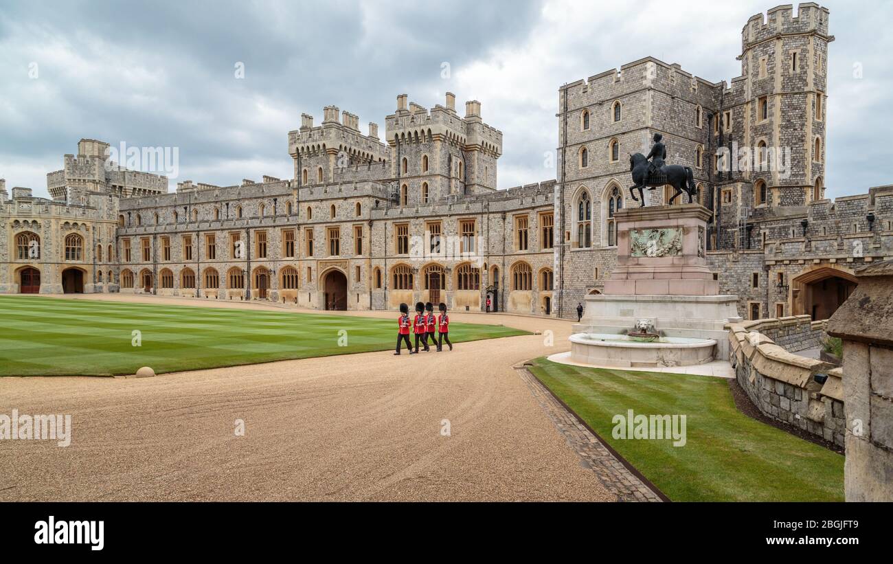 Queens guards hi-res stock photography and images - Alamy