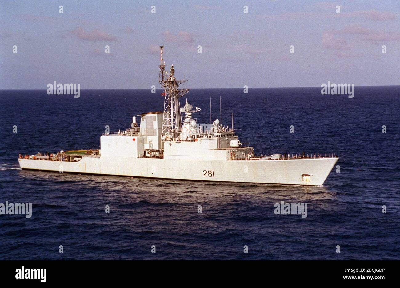 HMCS Huron (DDG 281) underway 1999 Stock Photo - Alamy