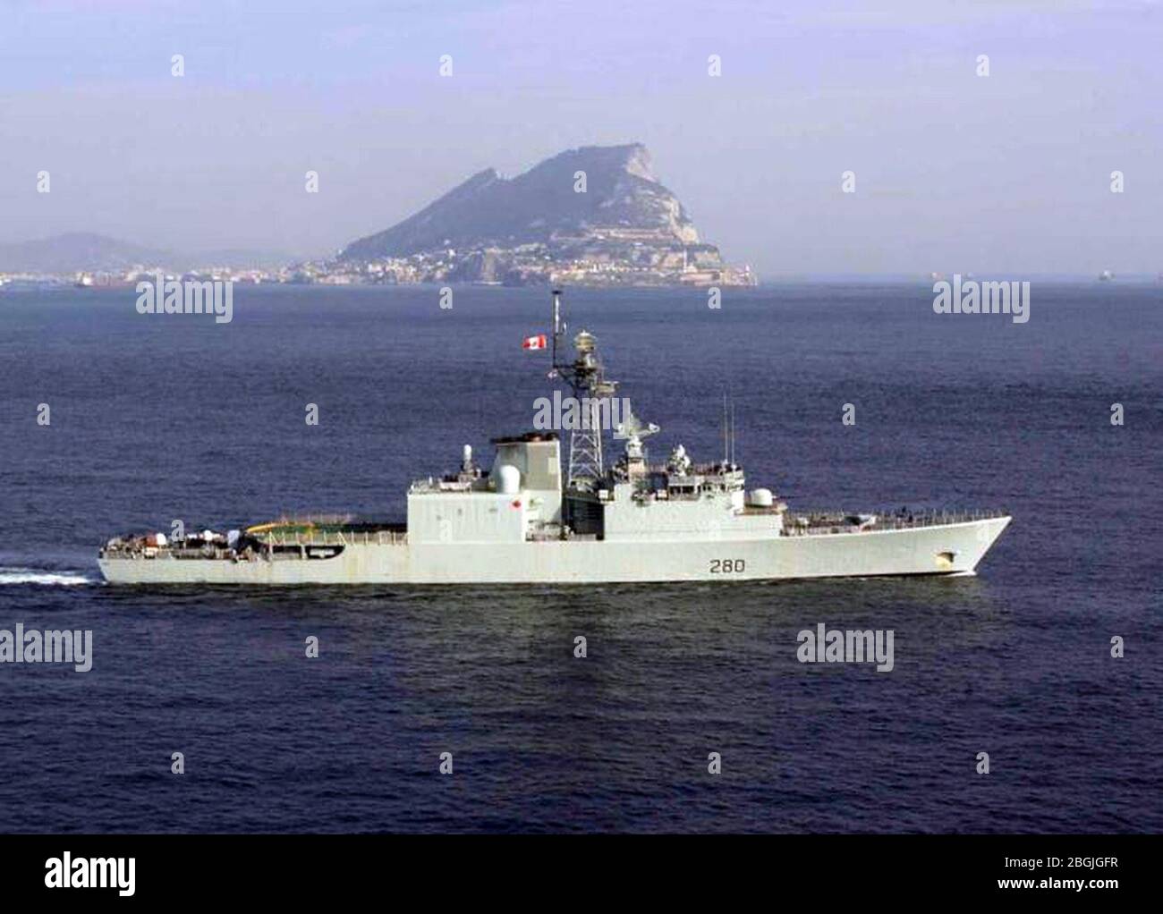 HMCS Iroquois DDH 280 Stock Photo - Alamy