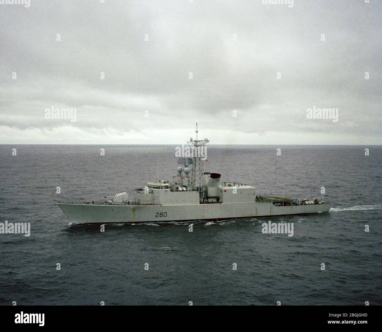 HMCS Iroquois (DDH 280) underway c1982 Stock Photo - Alamy