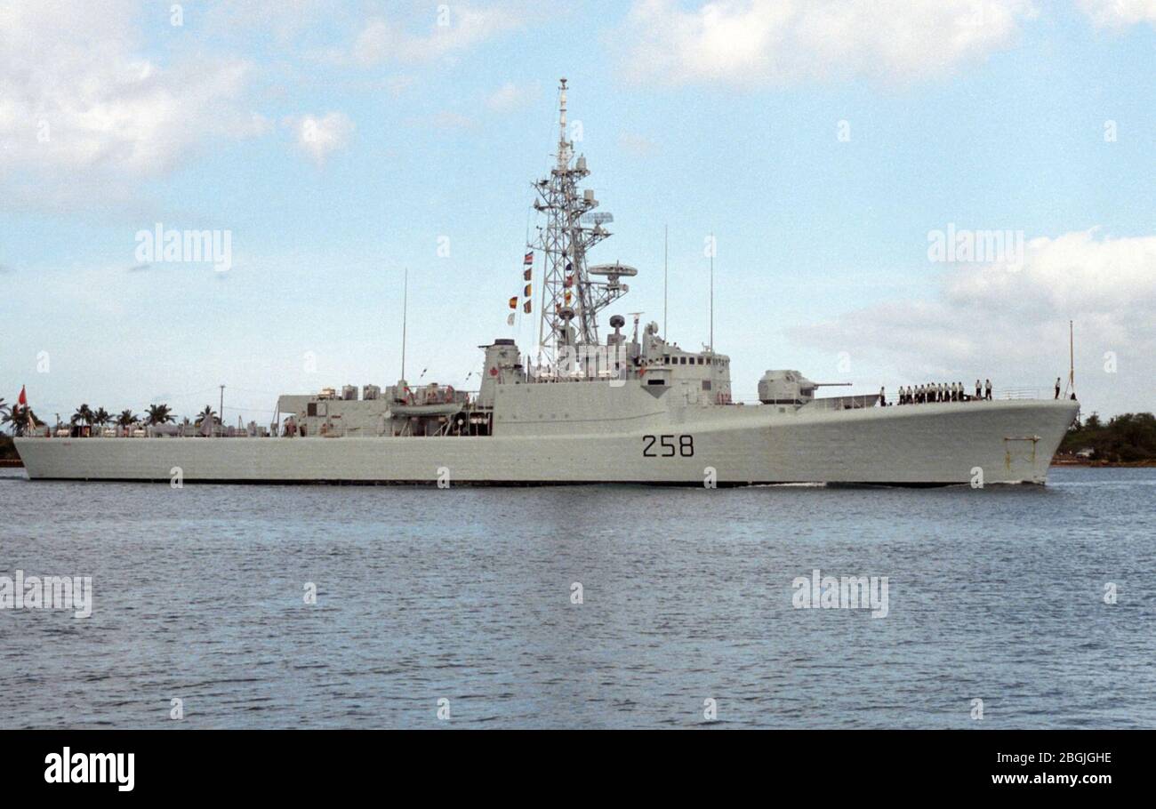 HMCS Kootenay (DDE 258) at Pearl Harbor 1986 Stock Photo - Alamy