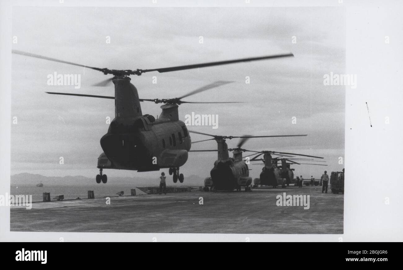 HMM-265 CH-46 lands on USS Tripoli Stock Photo - Alamy