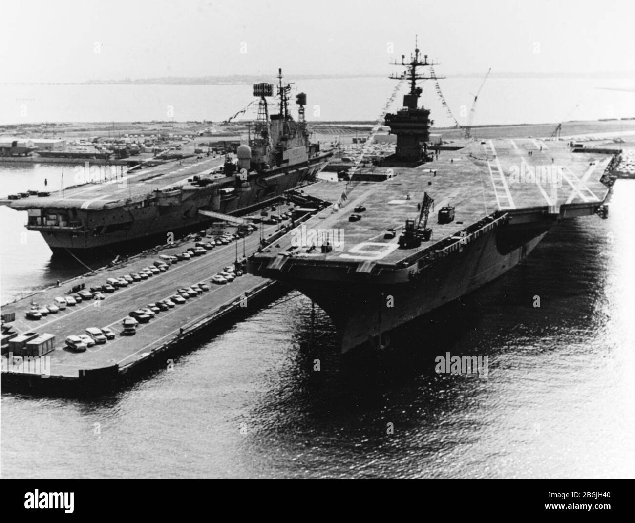 Hms ark royal r09 hi-res stock photography and images - Alamy