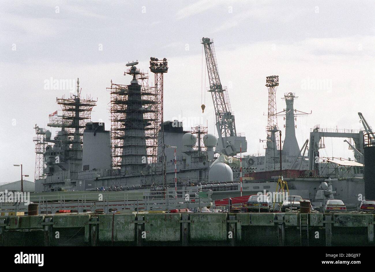 Hms invincible r05 hi-res stock photography and images - Alamy