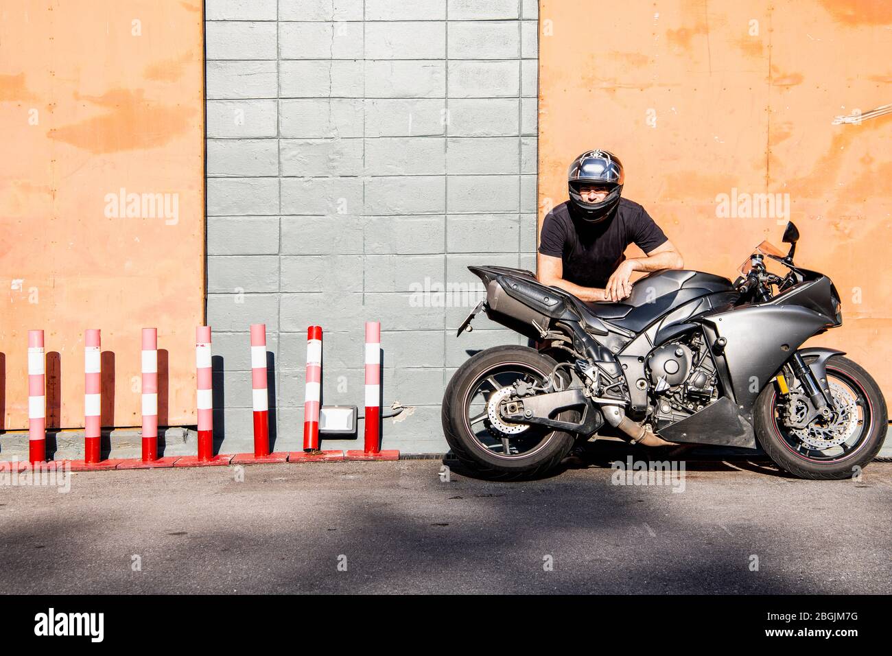 Man leaning on motorcycle hi-res stock photography and images - Alamy
