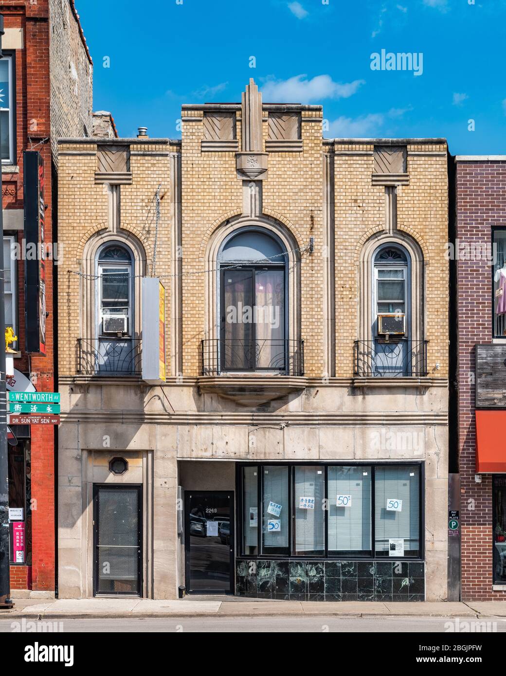 Commercial art deco building in Chicago's Chinatown Stock Photo - Alamy