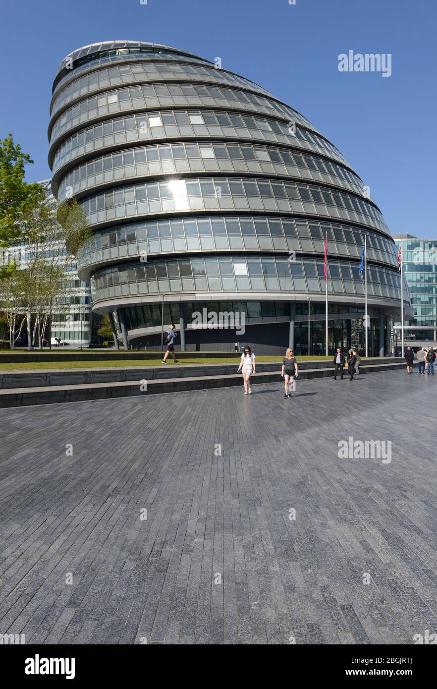 City hall the queens walk hi-res stock photography and images - Alamy