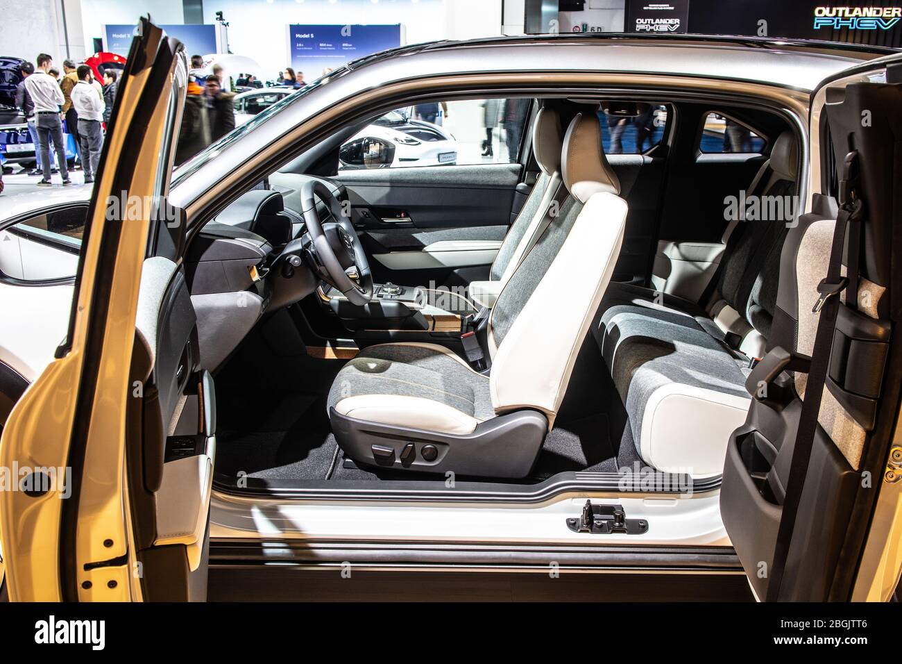 Clamshell doors hi-res stock photography and images - Alamy