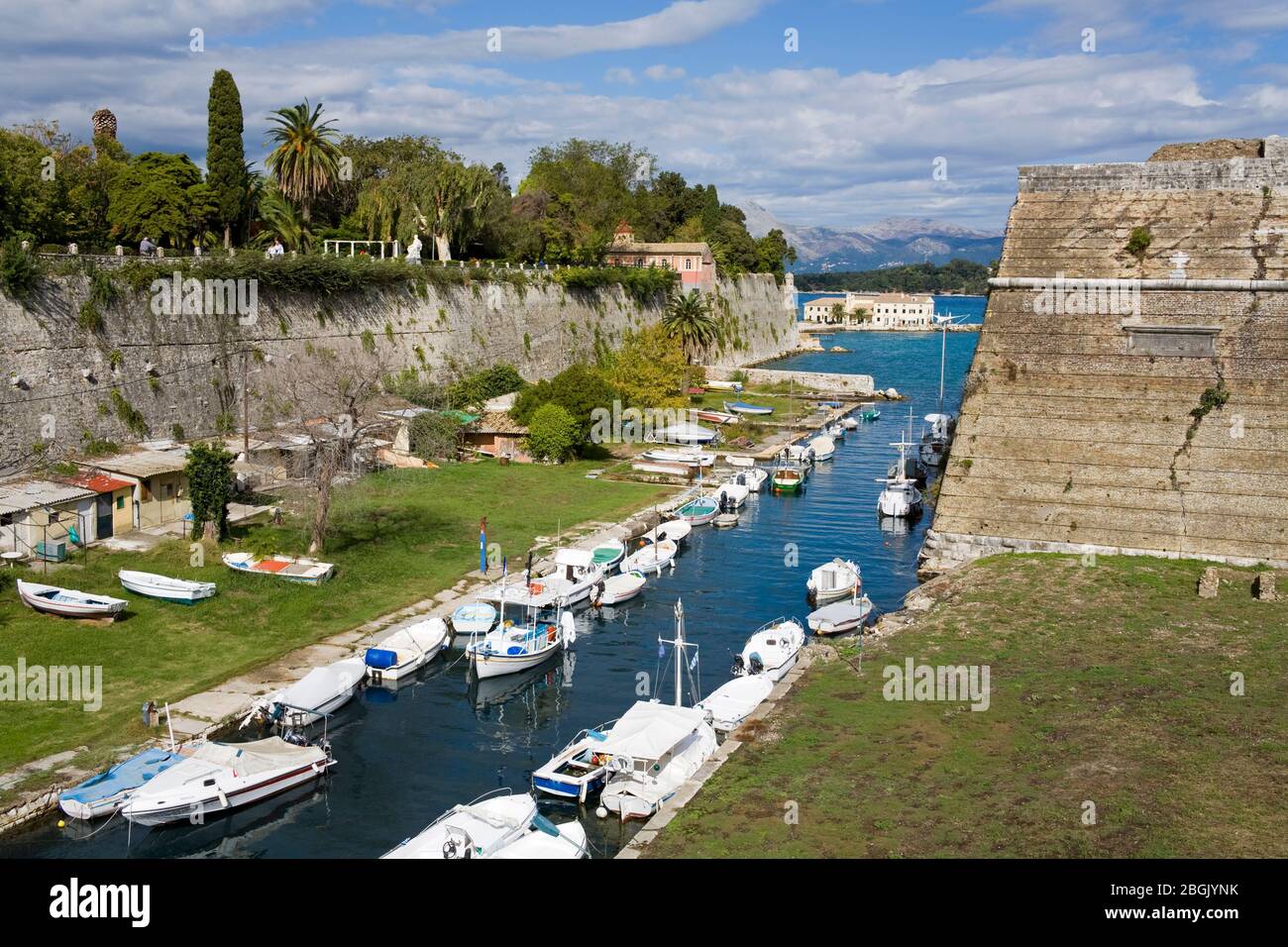 Fortress moat hi-res stock photography and images - Alamy