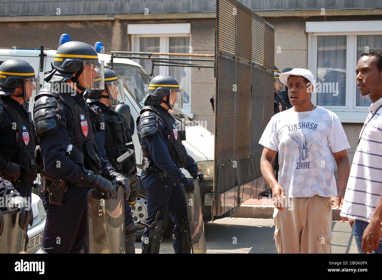 Police standoff hi-res stock photography and images - Alamy