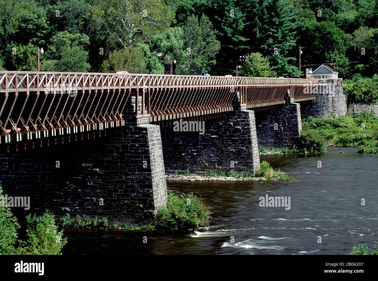Delaware river suspension bridge hi-res stock photography and images ...