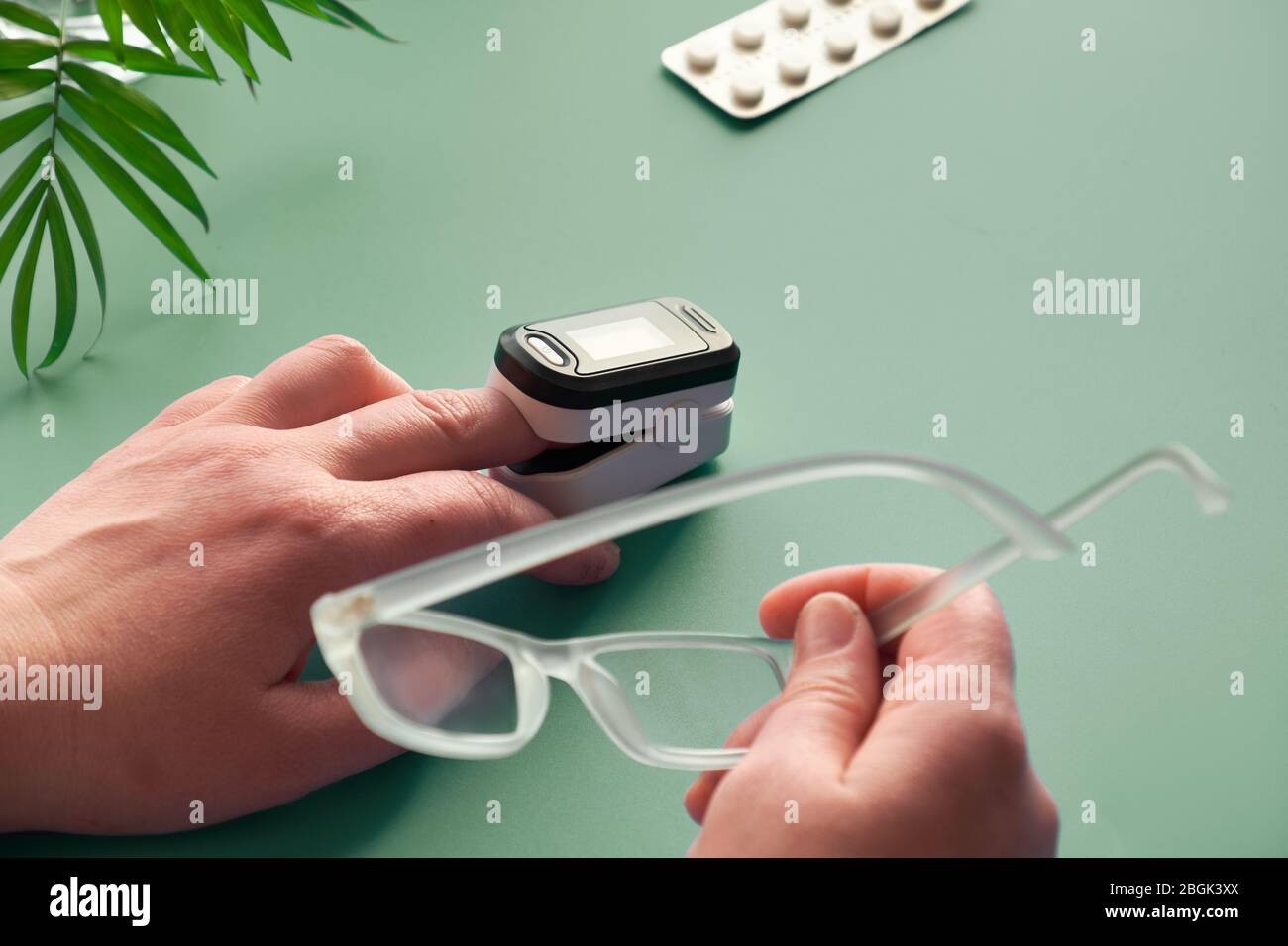 Oxygen saturation probe hi-res stock photography and images - Alamy