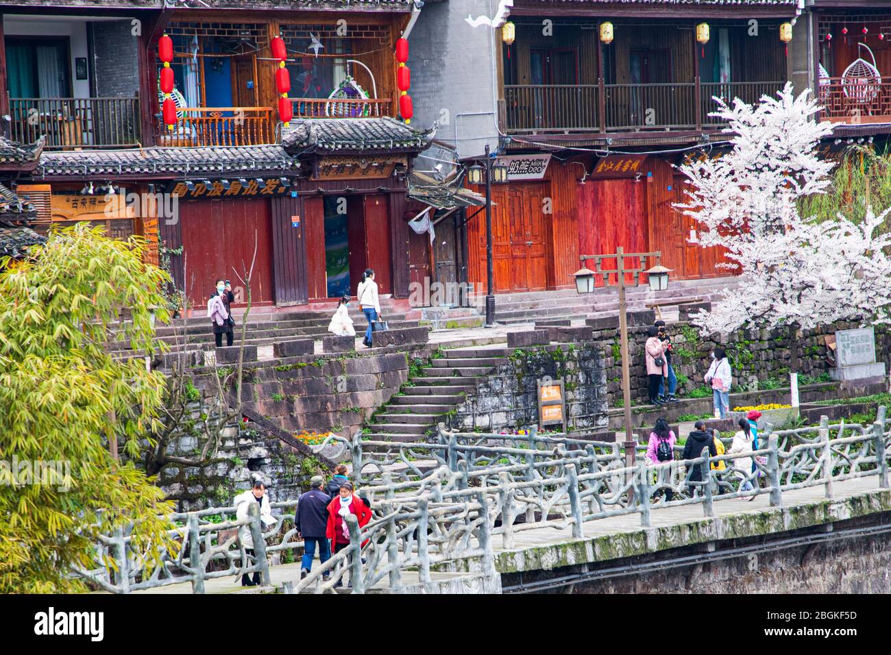 People visit Tuo River of Fenghuang Ancient Town in Miao autonomous ...