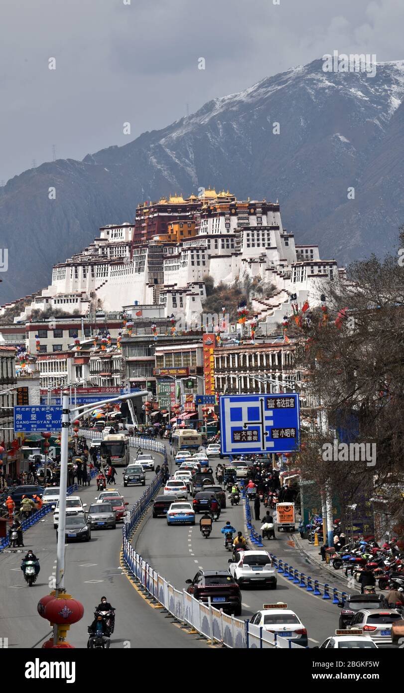 Lhasa city hi-res stock photography and images - Alamy