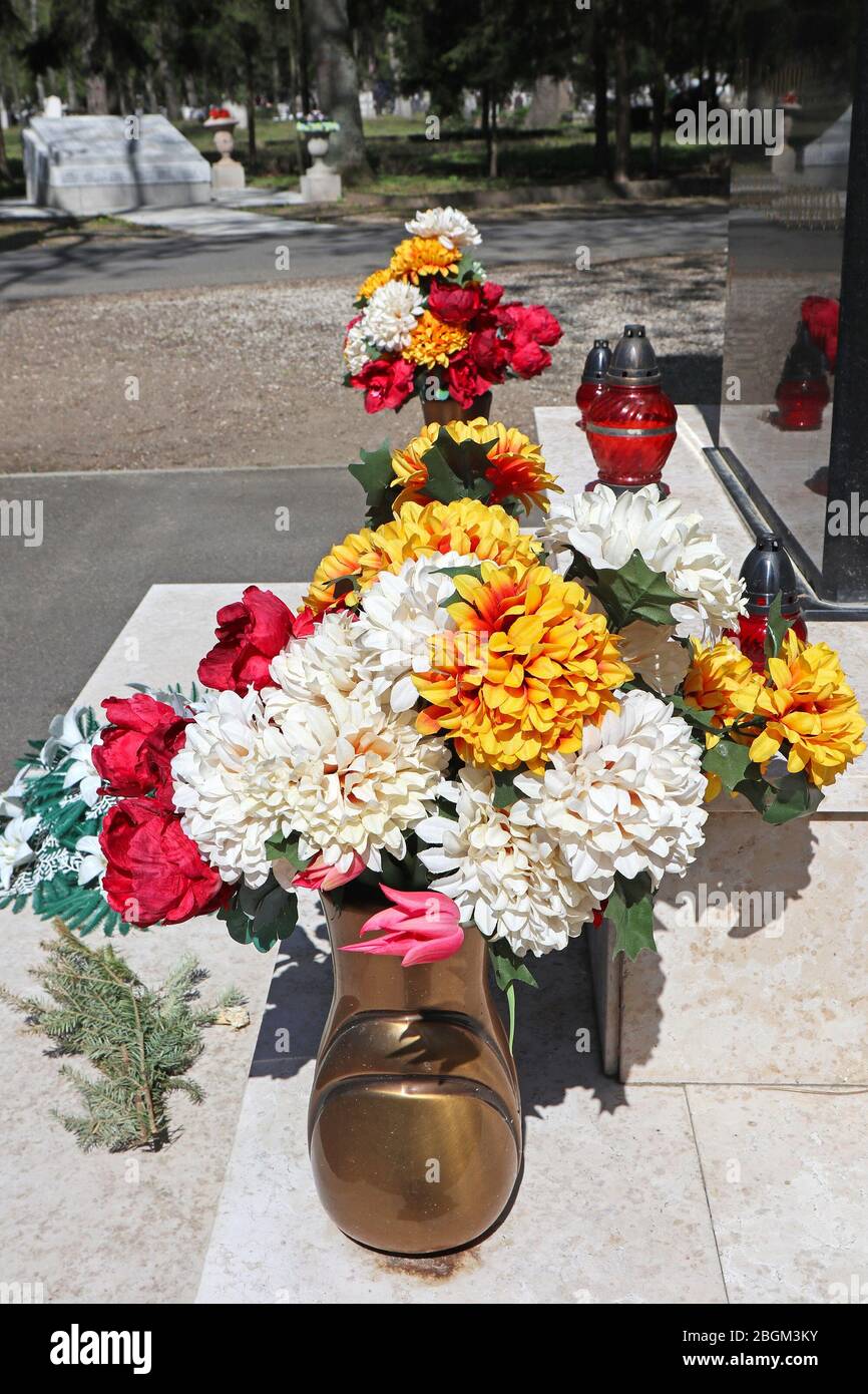 New grave headstone flowers hi-res stock photography and images - Alamy