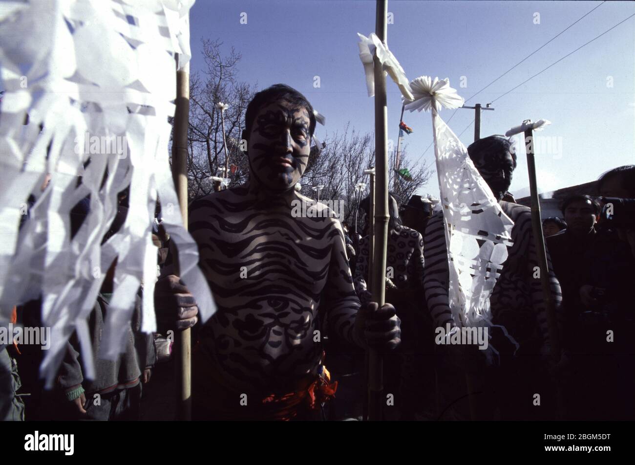TheYu Xun actor held two tree branches with a length of about 2 meters ...
