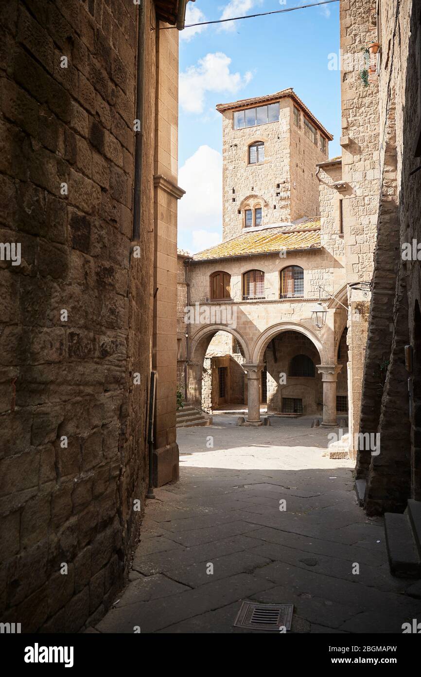 Ancient buildings typical italian medieval hi-res stock photography and ...