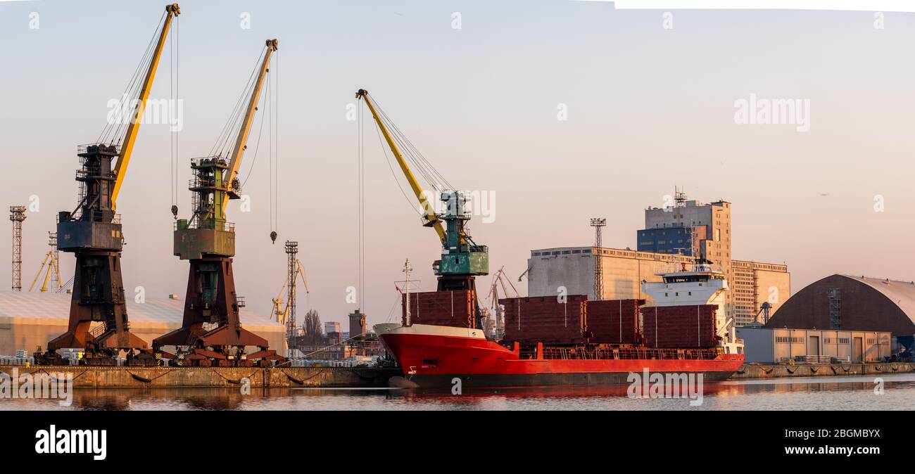 bulk cargo ship at the port quay on a beautiful sunny morning Stock ...