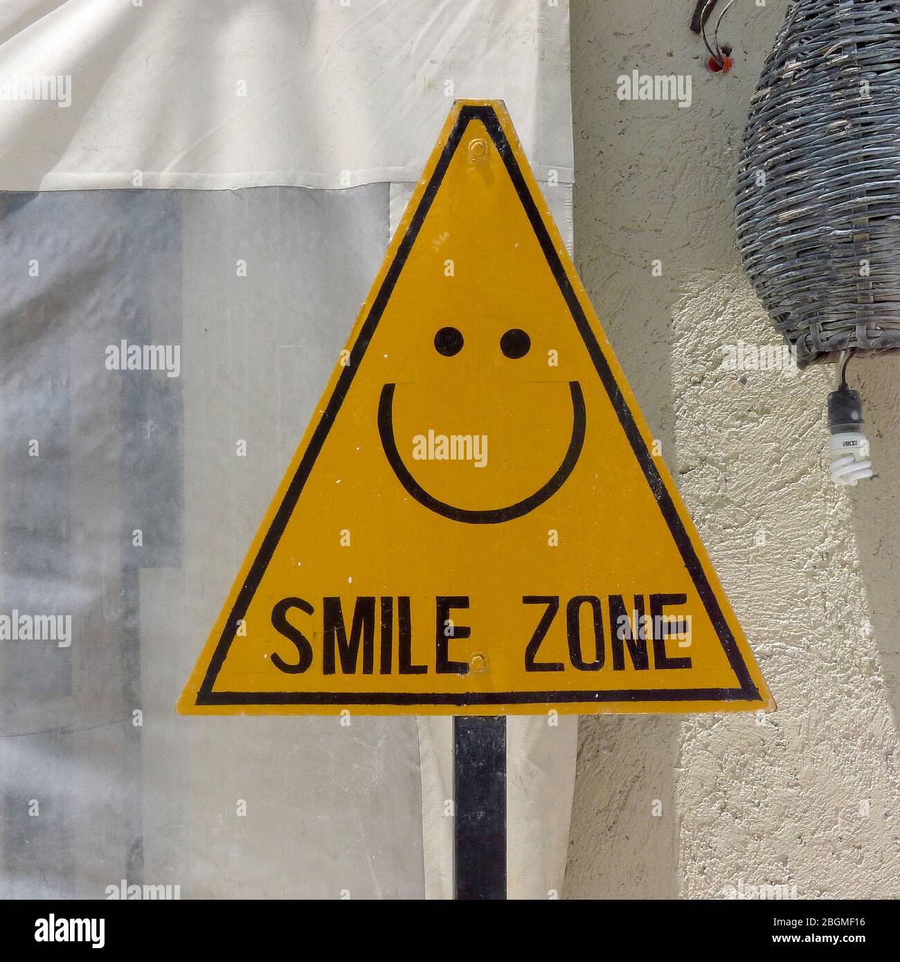 Yellow triangle sign hi-res stock photography and images - Alamy