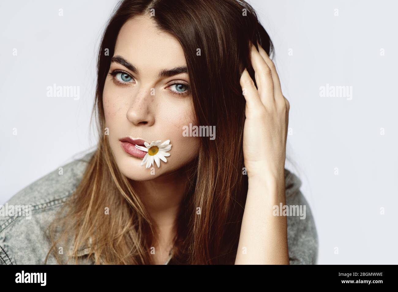 Young woman in chamomile hi-res stock photography and images - Alamy