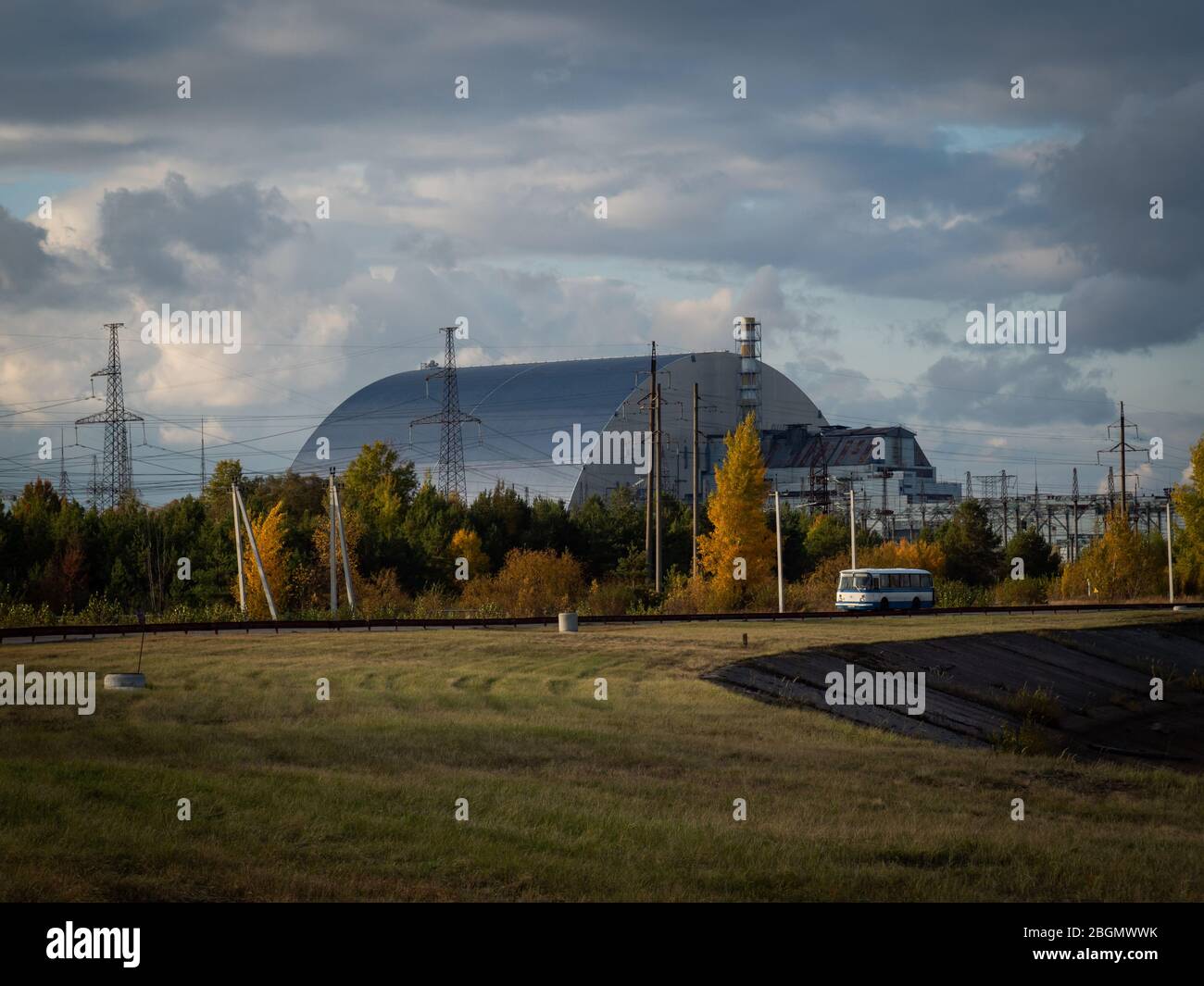Reactor 4 at the Chernobyl nuclear power plant with a new sarcophagus ...