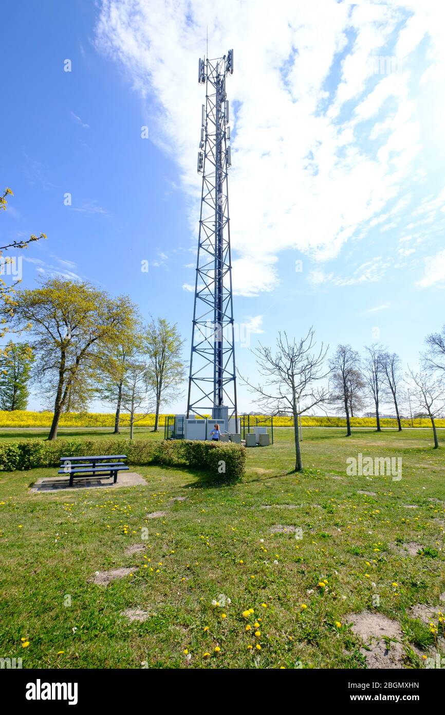 5G Network Connection Concept-5G smart cellular network antenna base ...