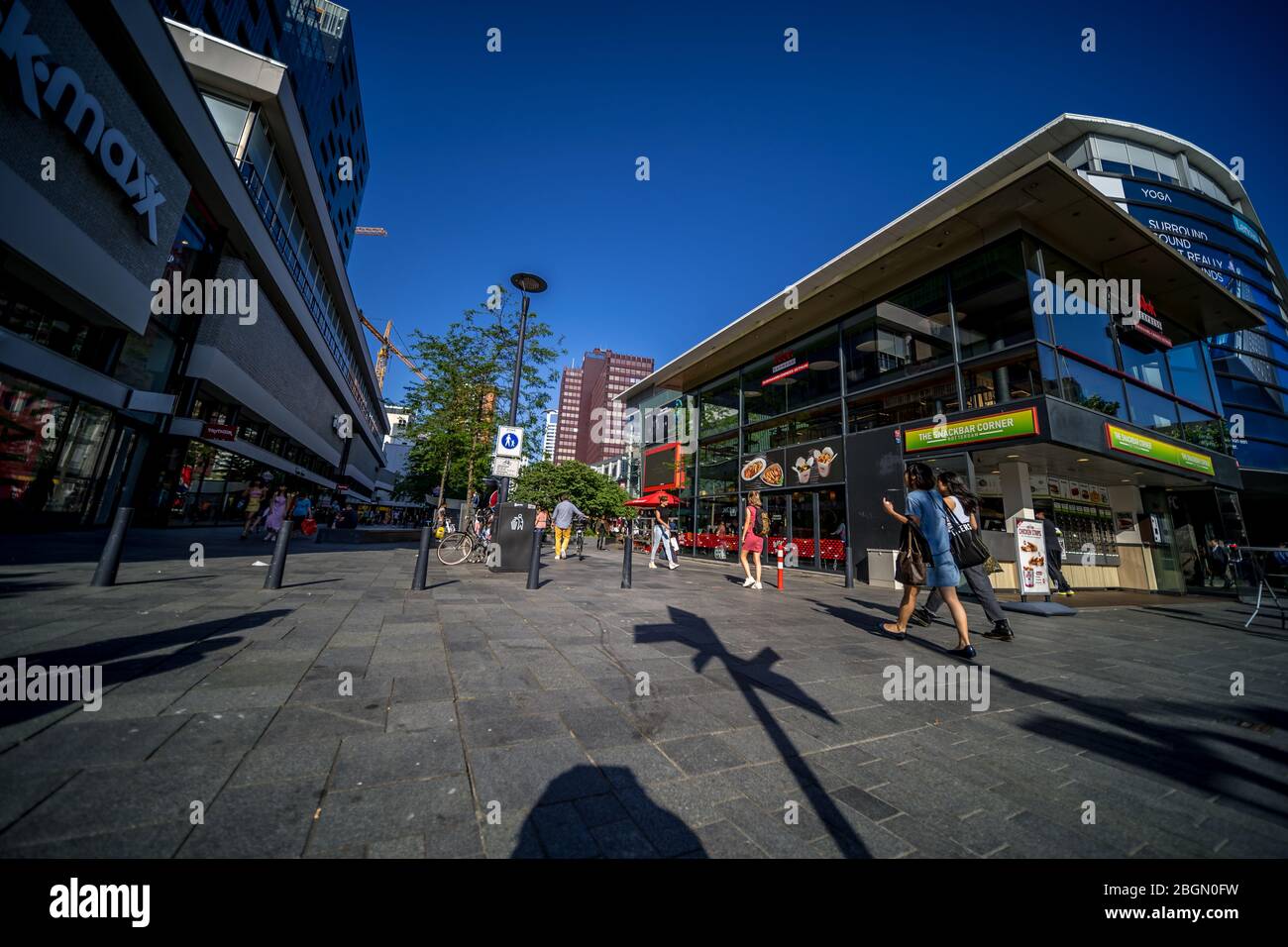 Trafficlights and billboards downtown of Rotterdam, people walking in ...