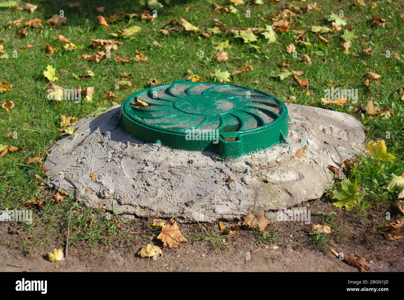 Green manhole hi-res stock photography and images - Alamy