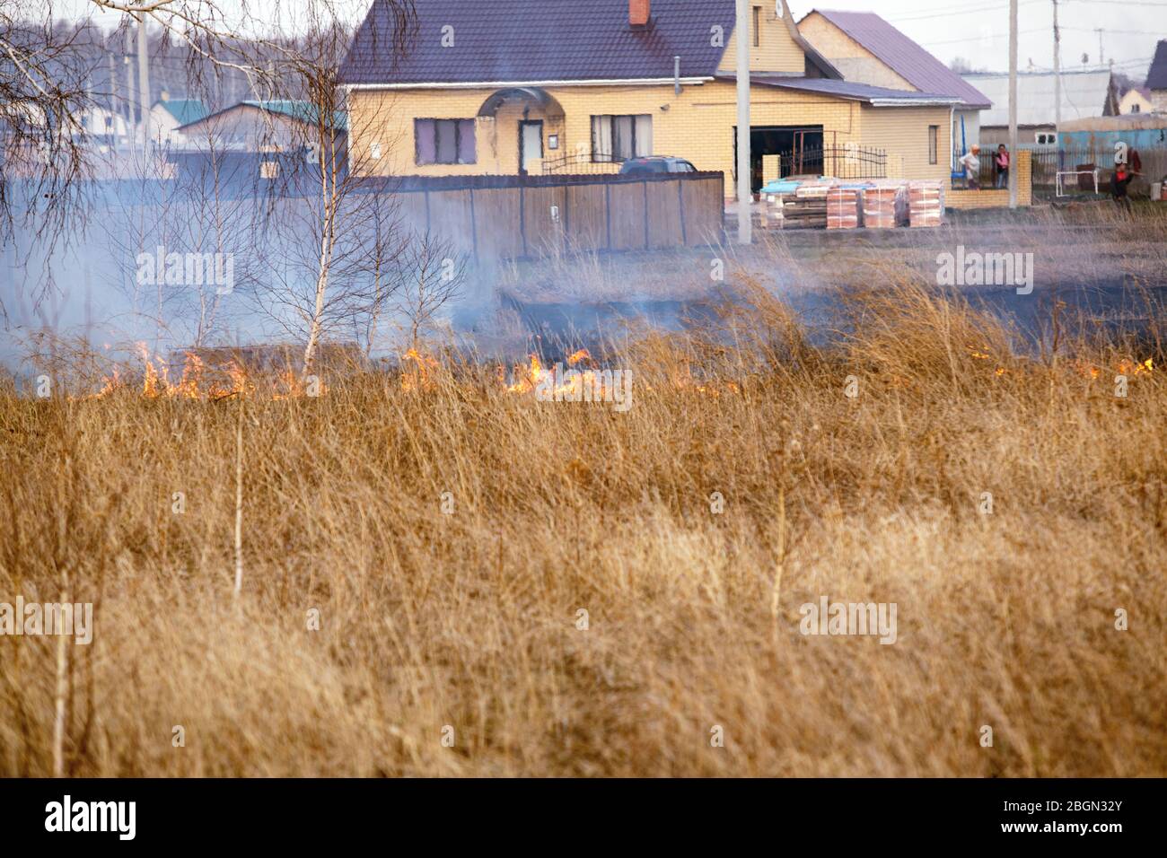 Spreading fire in dry grass hi-res stock photography and images - Alamy