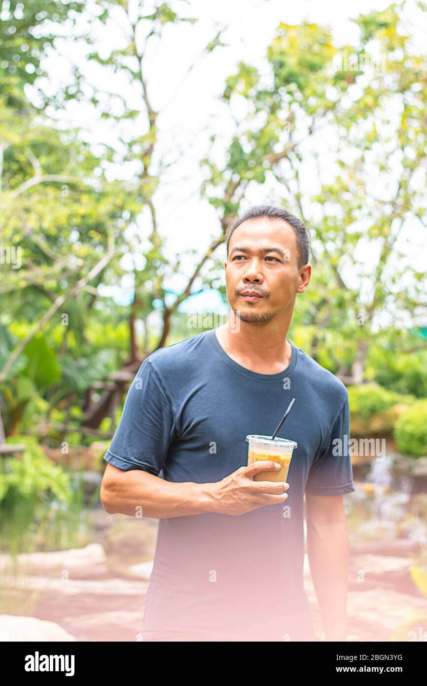Man holding a glass hi-res stock photography and images - Alamy