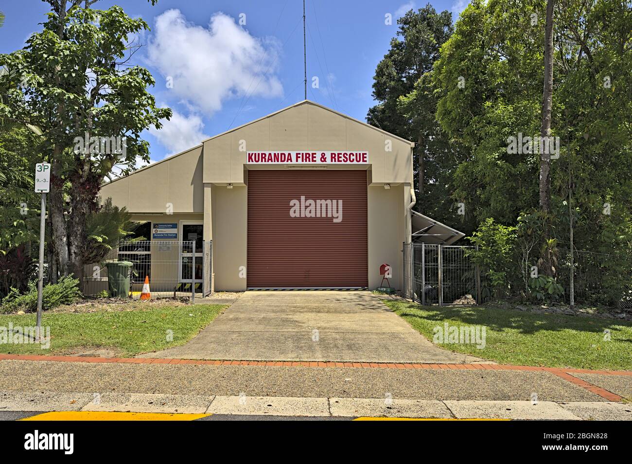 Emergency fire and rescue vehicles hi-res stock photography and images ...