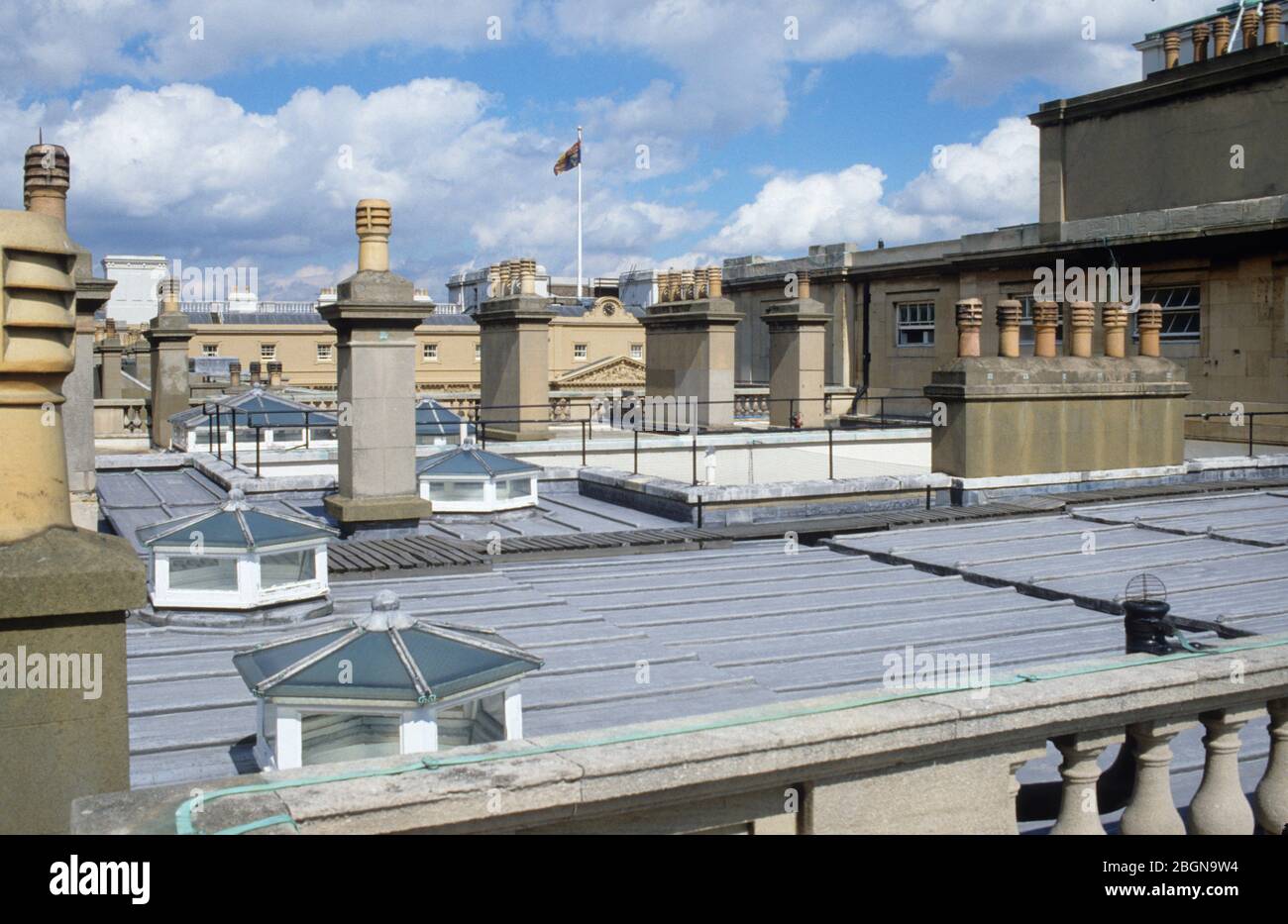 London rooftops buckingham palace hi-res stock photography and images ...