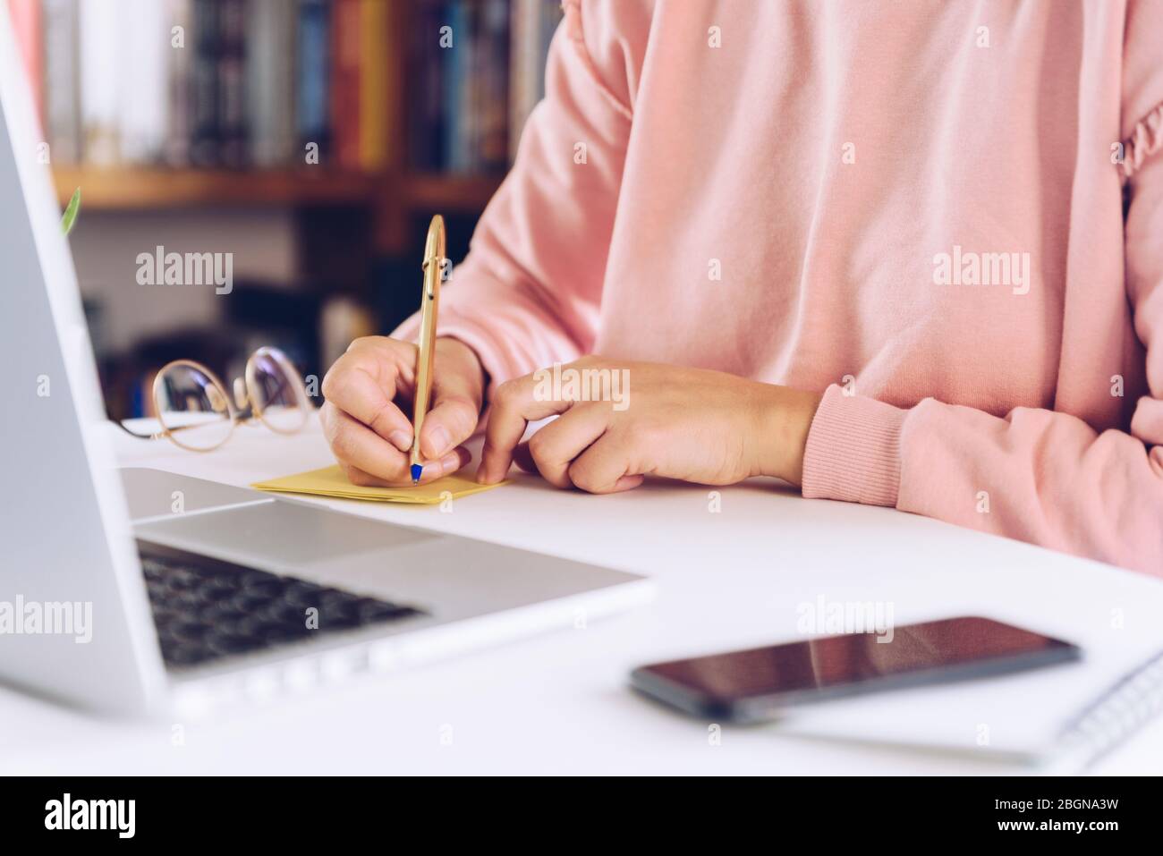 Woman hands writing a note on a white marble desk Stock Photo - Alamy