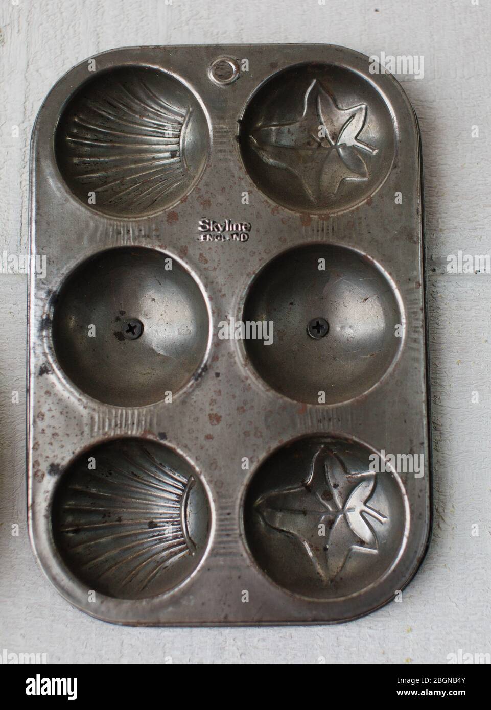 Different types of baking pans and moulds for cake, bread and muffins ...