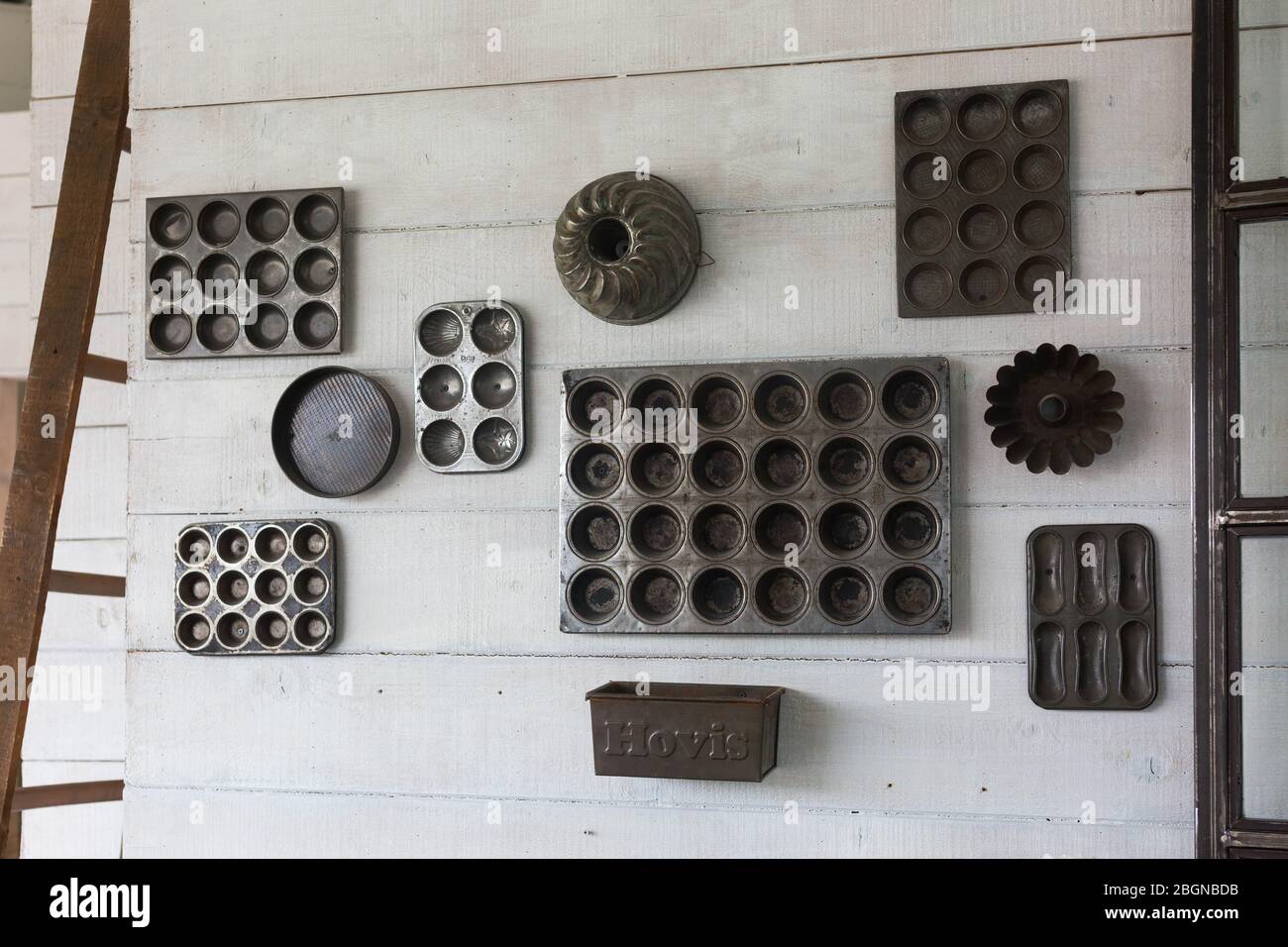 Different types of baking pans and moulds for cake, bread and muffins ...