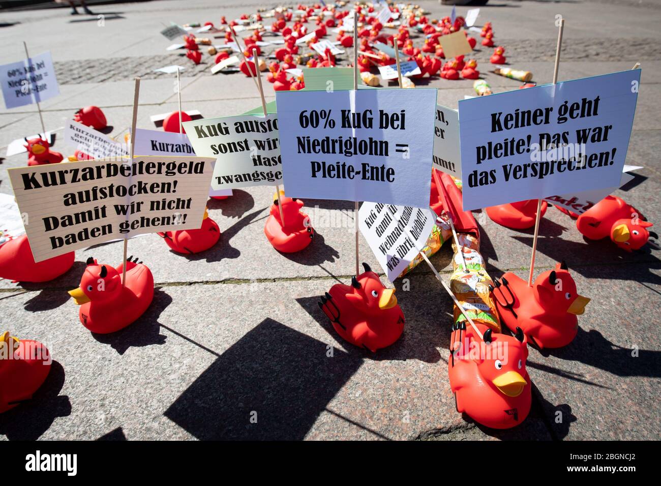 Hamburg, Germany. 22nd Apr, 2020. With a "rubber duck demonstration" in ...