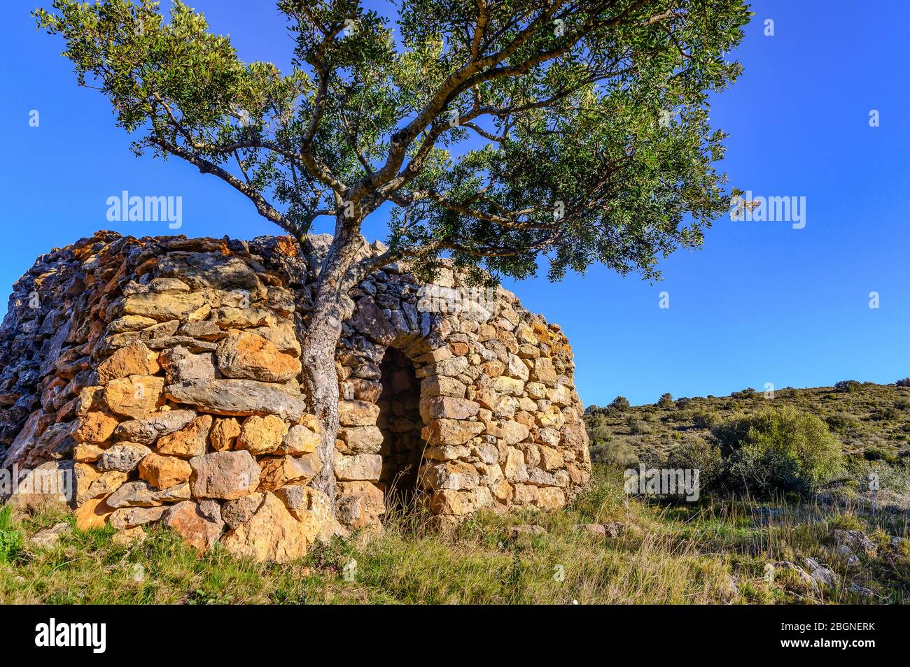Dry stone hut in Fitou, southern France Stock Photo - Alamy