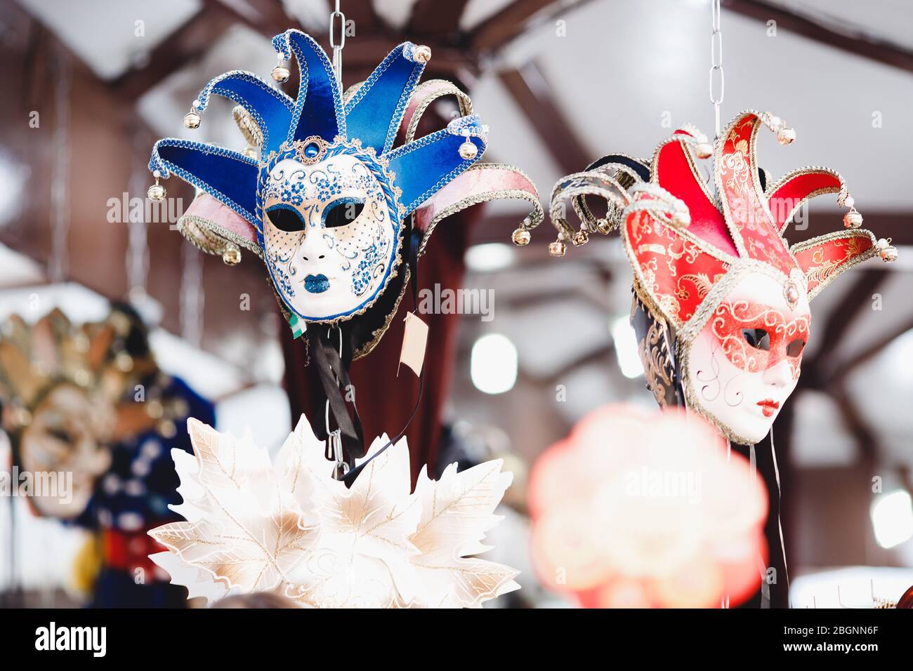 Venetian mask shop hi-res stock photography and images - Alamy