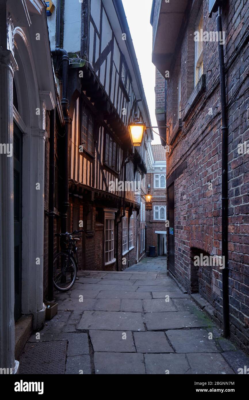 Dark alleyway hi-res stock photography and images - Alamy
