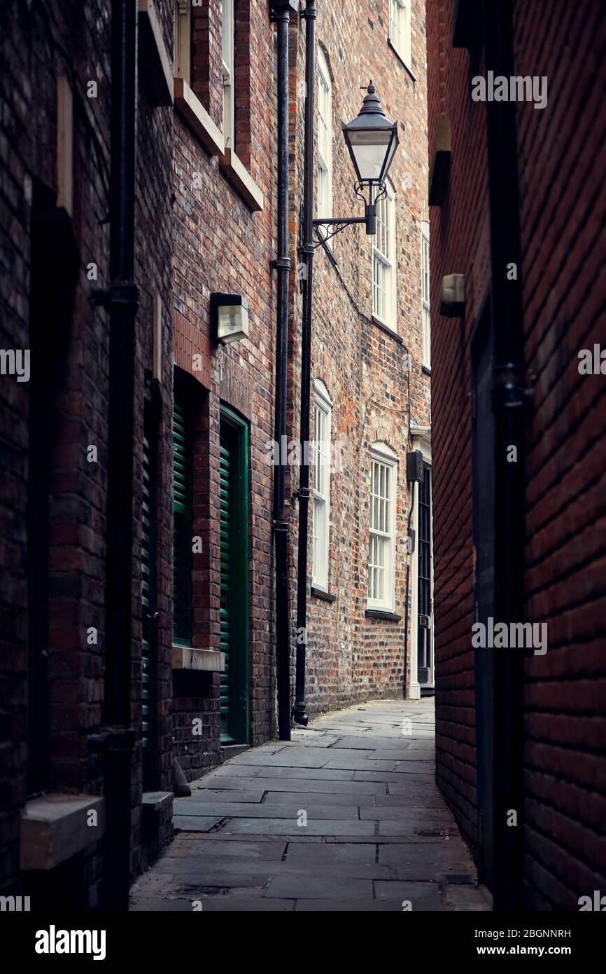 Old english alleyway hi-res stock photography and images - Alamy