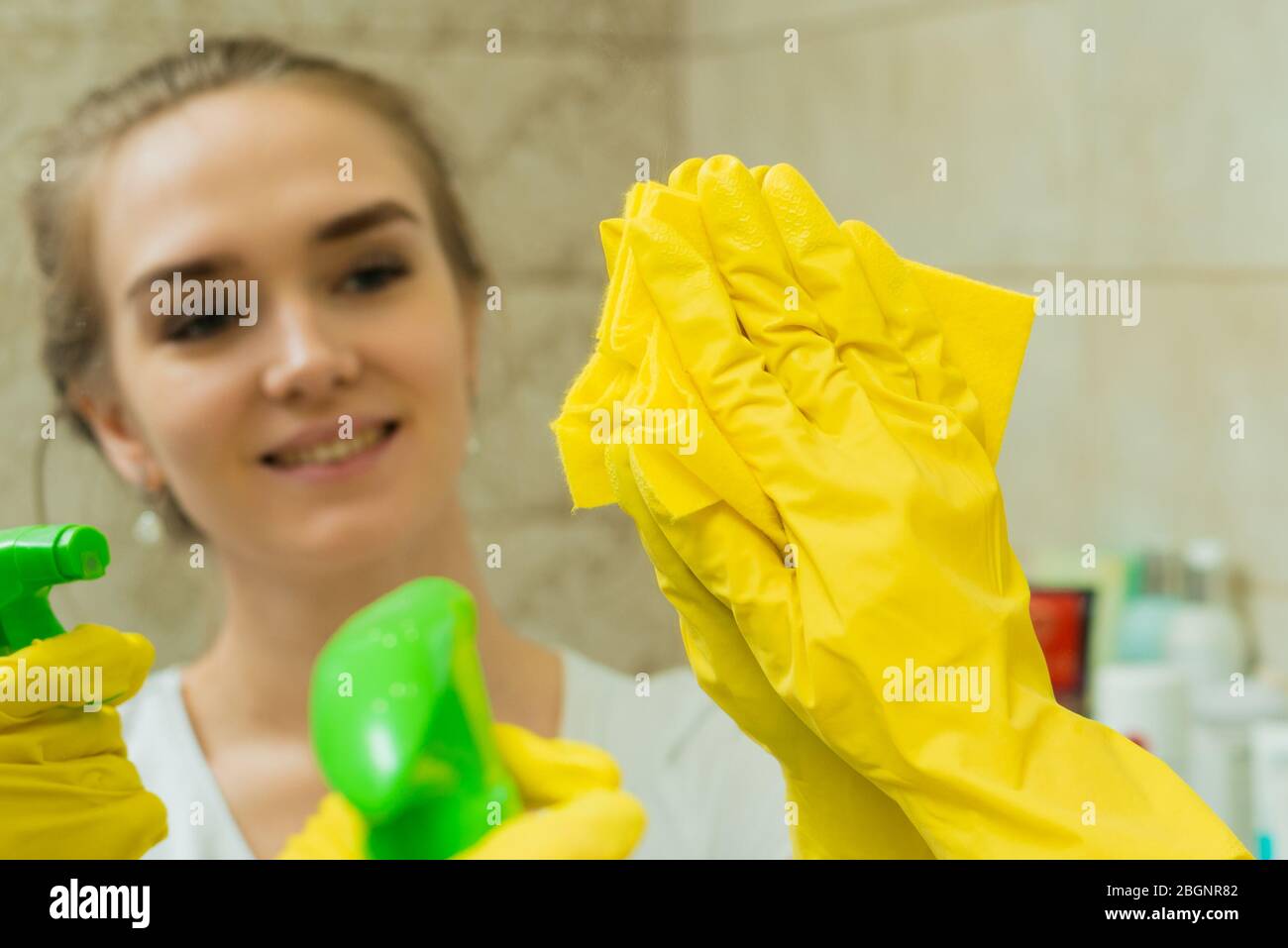 Cleaning mirror housewife hi-res stock photography and images - Alamy