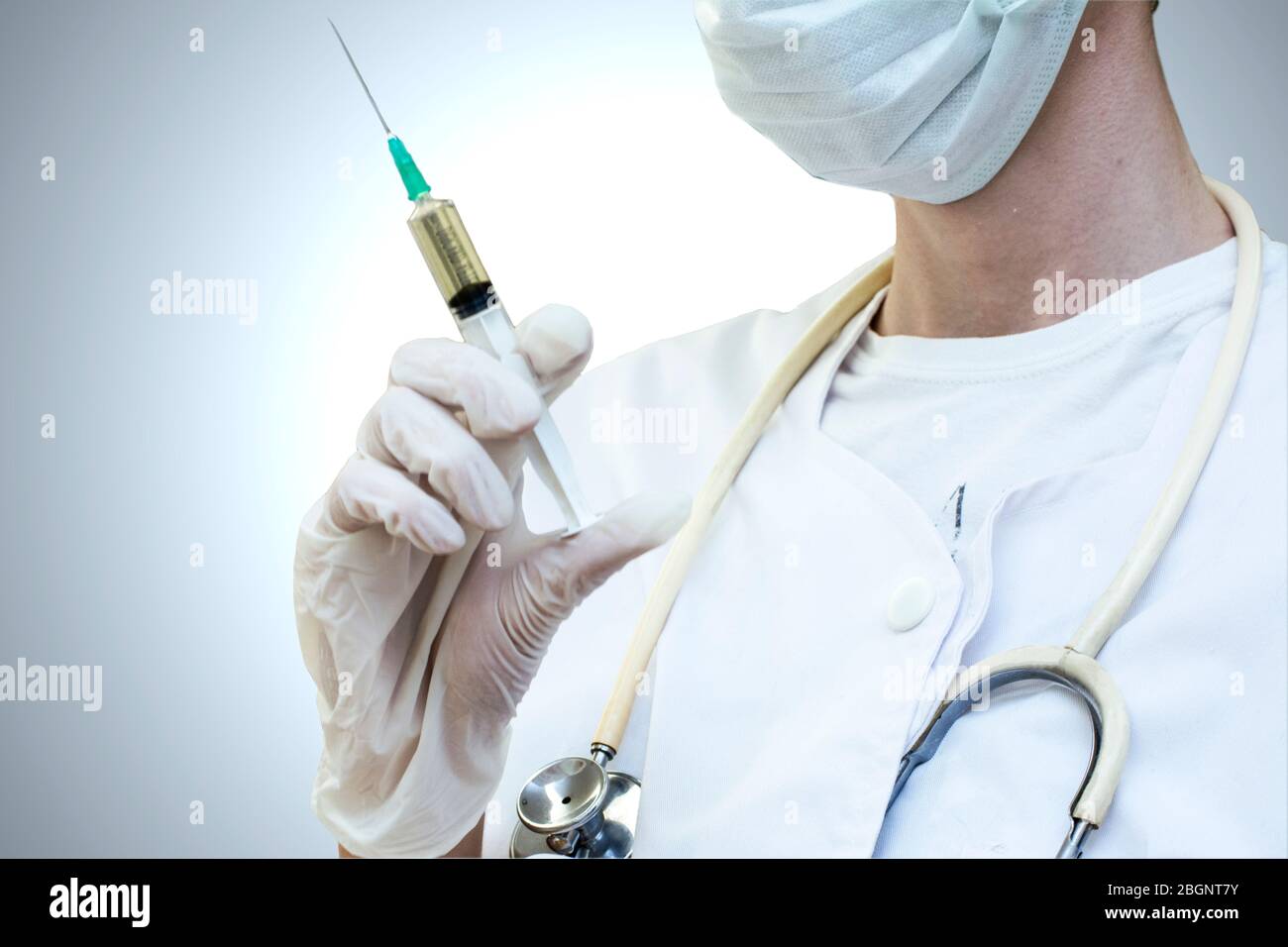 Medical photo of a doctor preparing an injection Stock Photo - Alamy