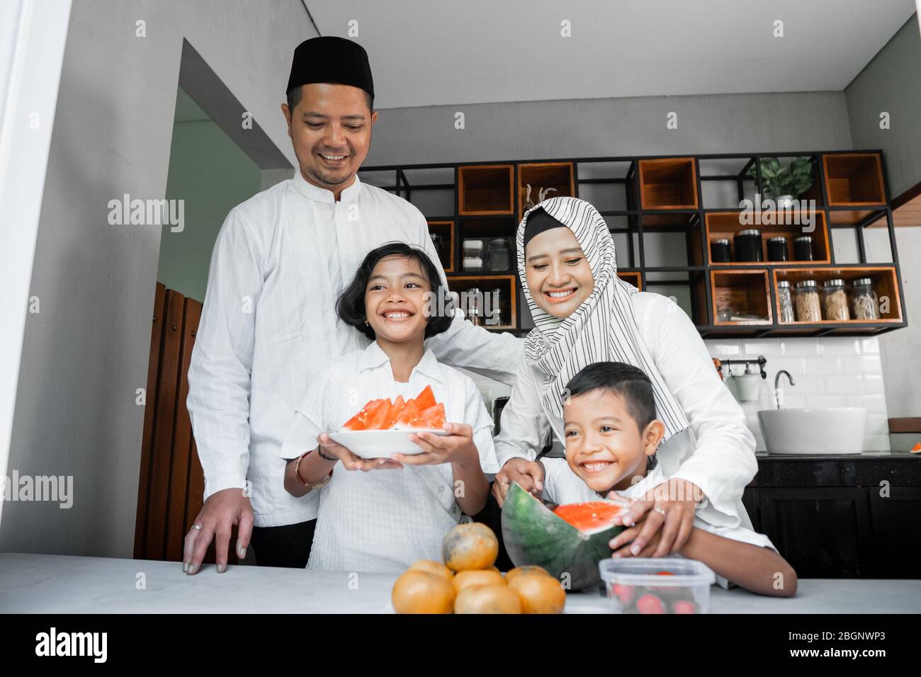 Muslim kids worship hi-res stock photography and images - Alamy
